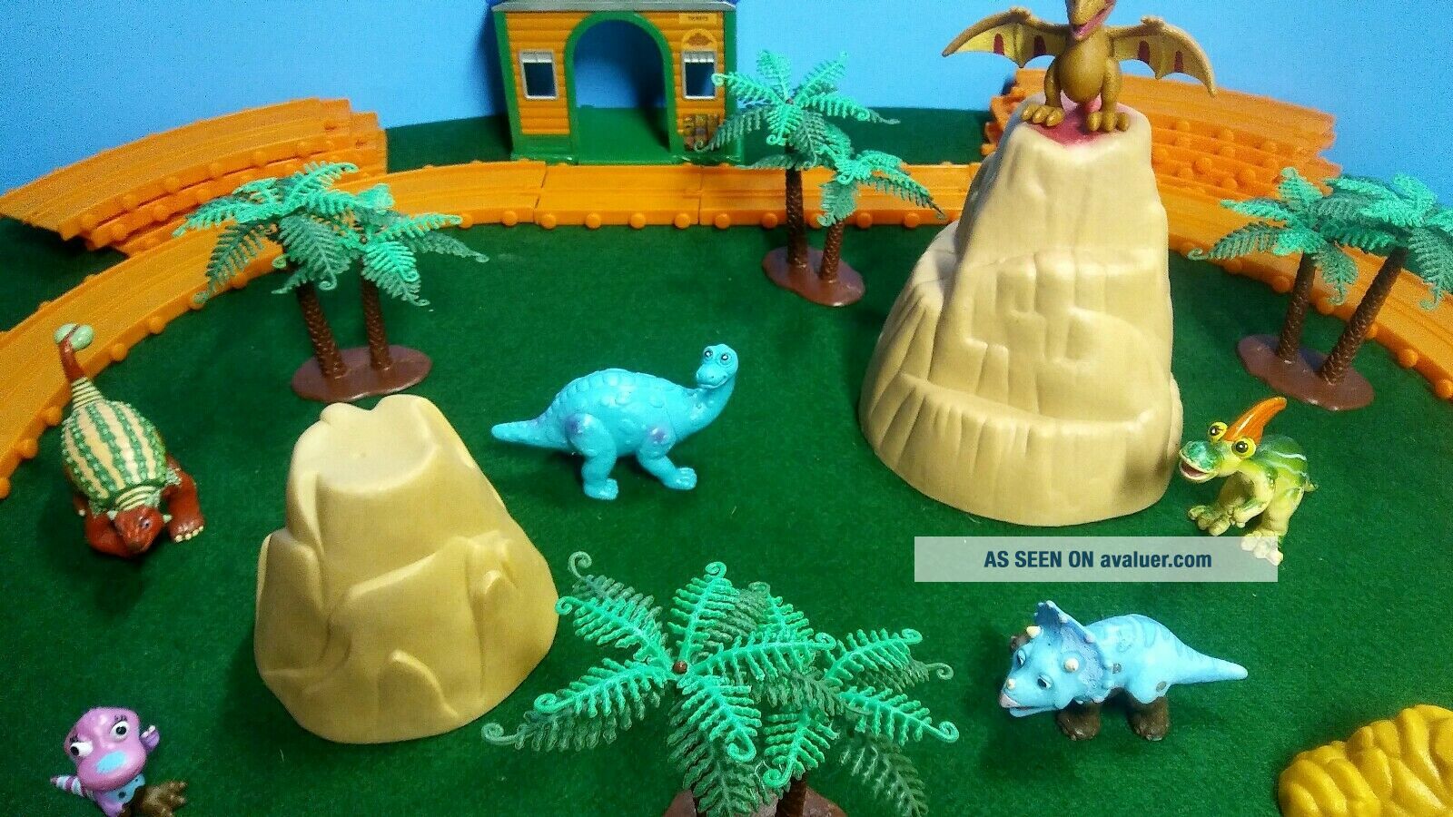 Dinosaur Train PBS Dino Track Adventure Motorized Train Tracks Play Set ...
