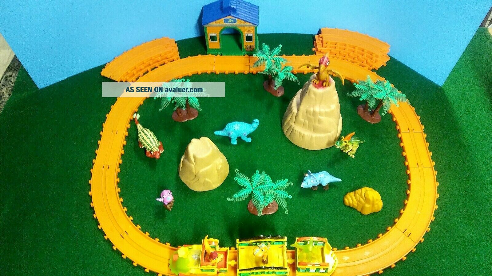 Dinosaur Train PBS Dino Track Adventure Motorized Train Tracks Play Set ...