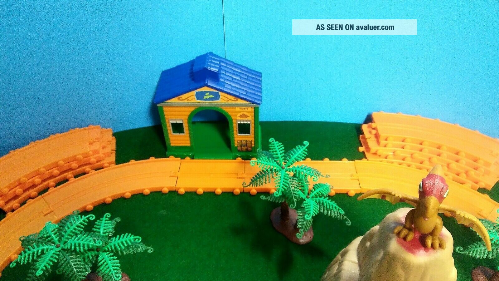 Dinosaur Train PBS Dino Track Adventure Motorized Train Tracks Play Set ...