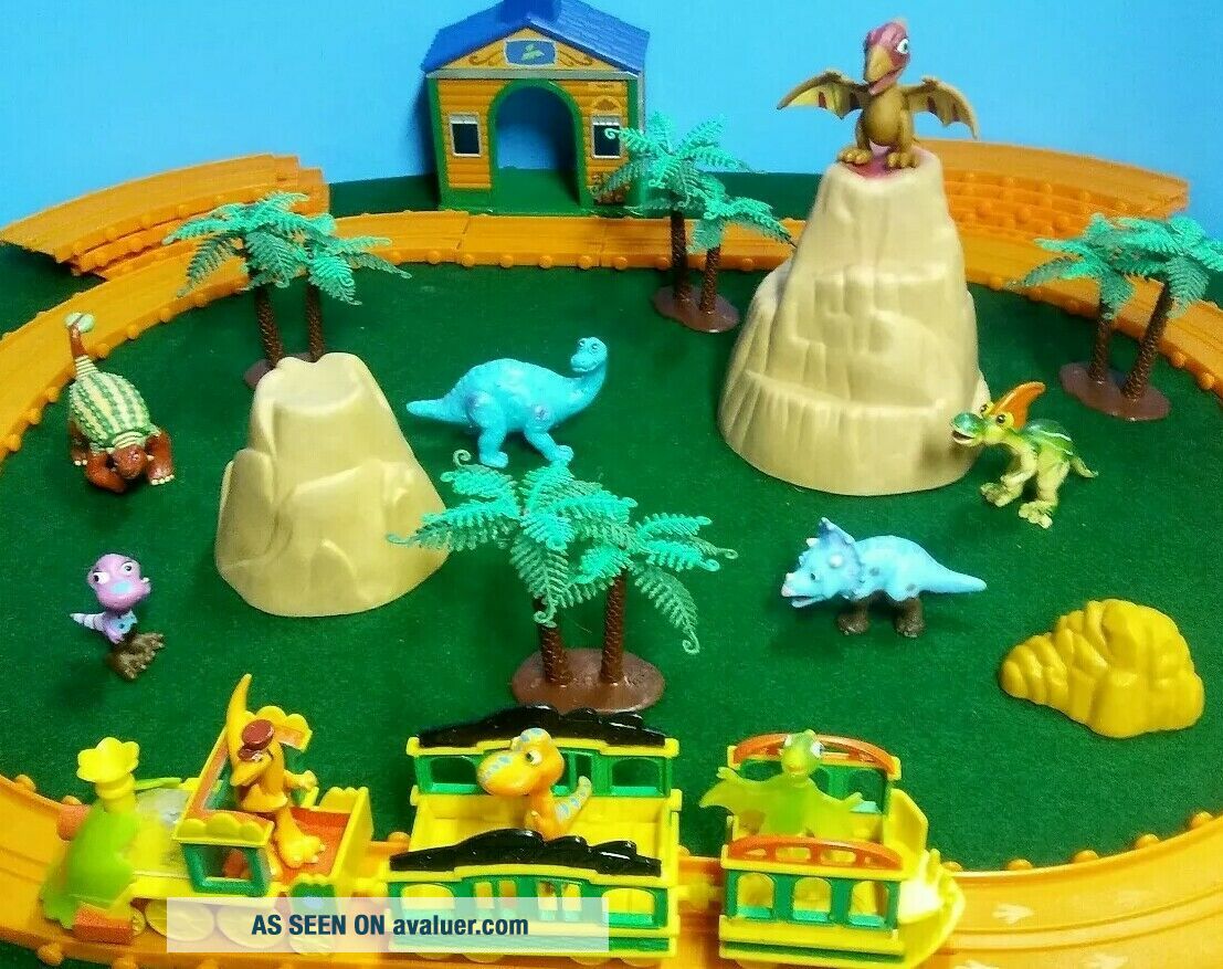 Dinosaur Train PBS Dino Track Adventure Motorized Train Tracks Play Set ...