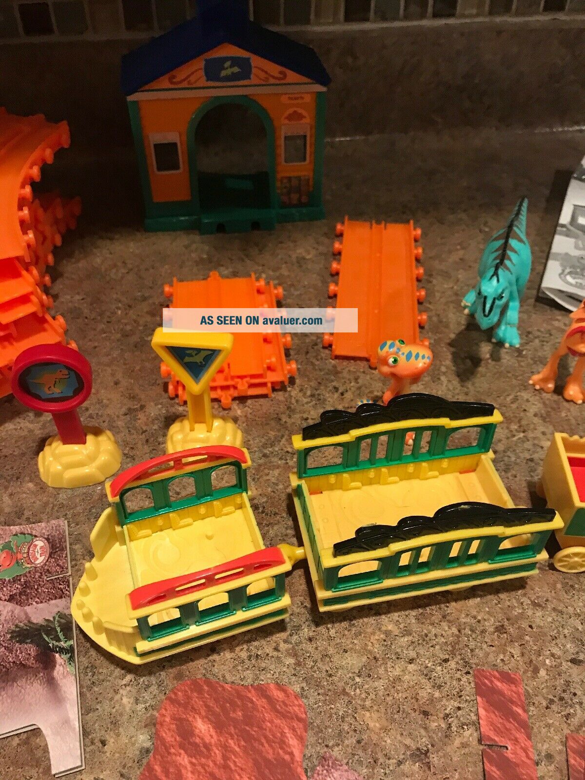 Dinosaur Train PBS Dino Track Adventure Motorized Train Tracks Play Set ...