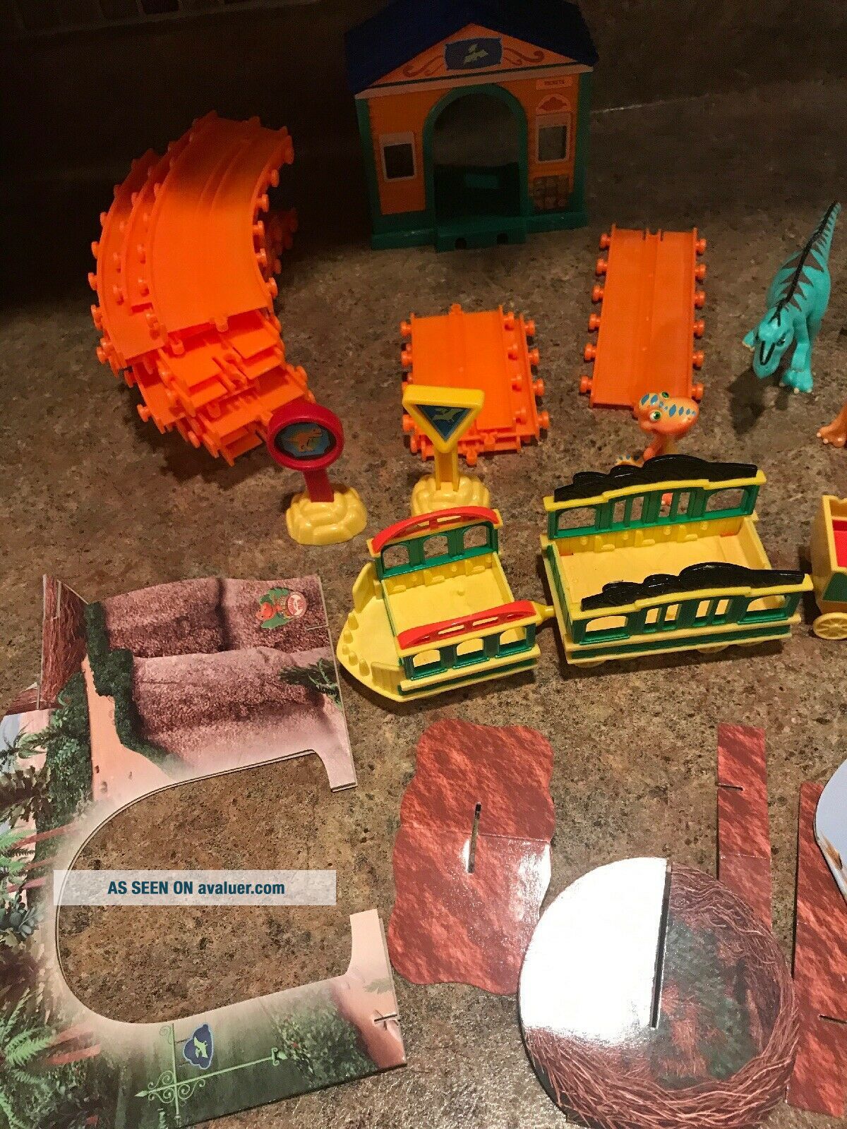 Dinosaur Train PBS Dino Track Adventure Motorized Train Tracks Play Set ...