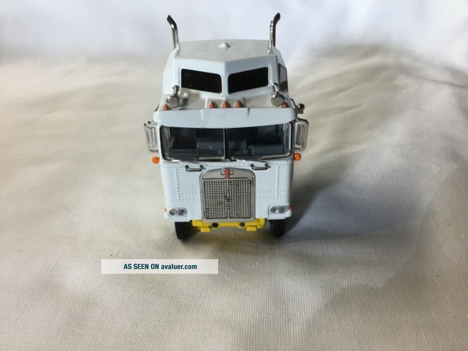 DCP 1:64 Kenworth K100 White Aerodyne With Yellow Frame | #8982372