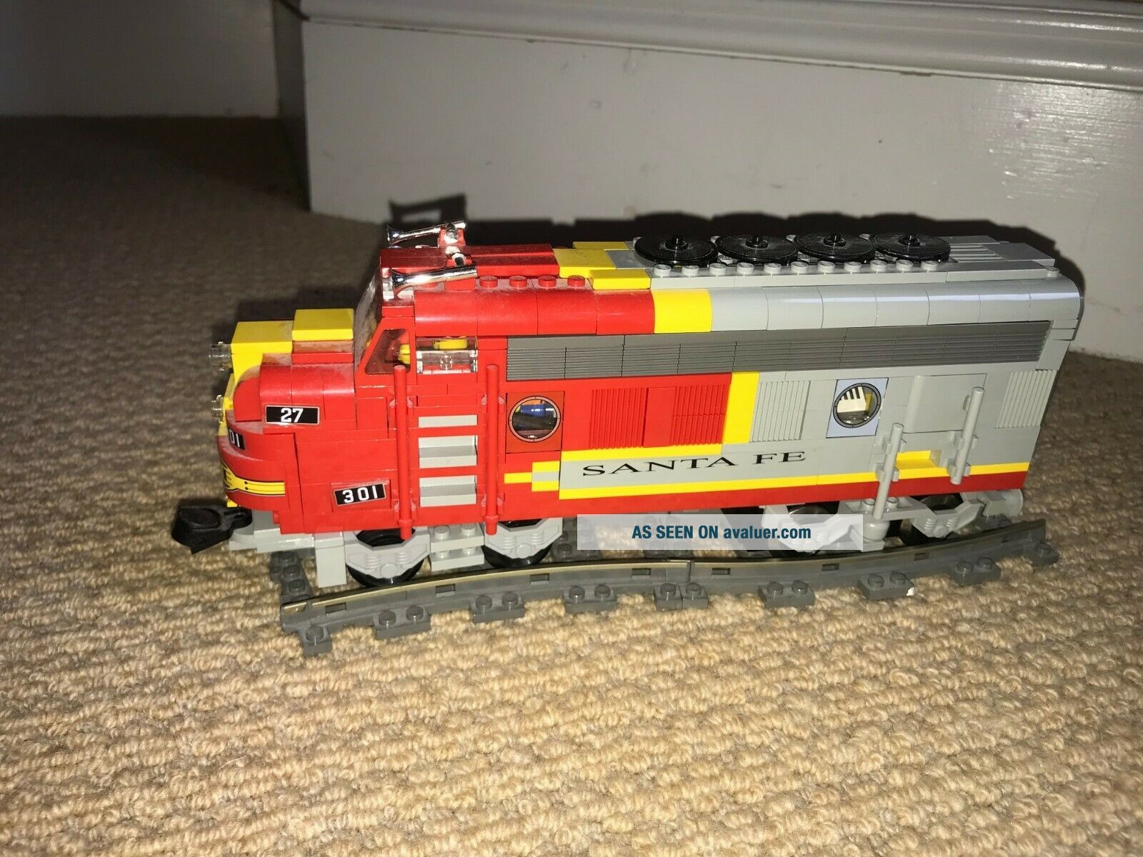 LEGO Santa Fe Chief (10020) WITH METAL - PLATED DISPLAY RAIL | #9030611