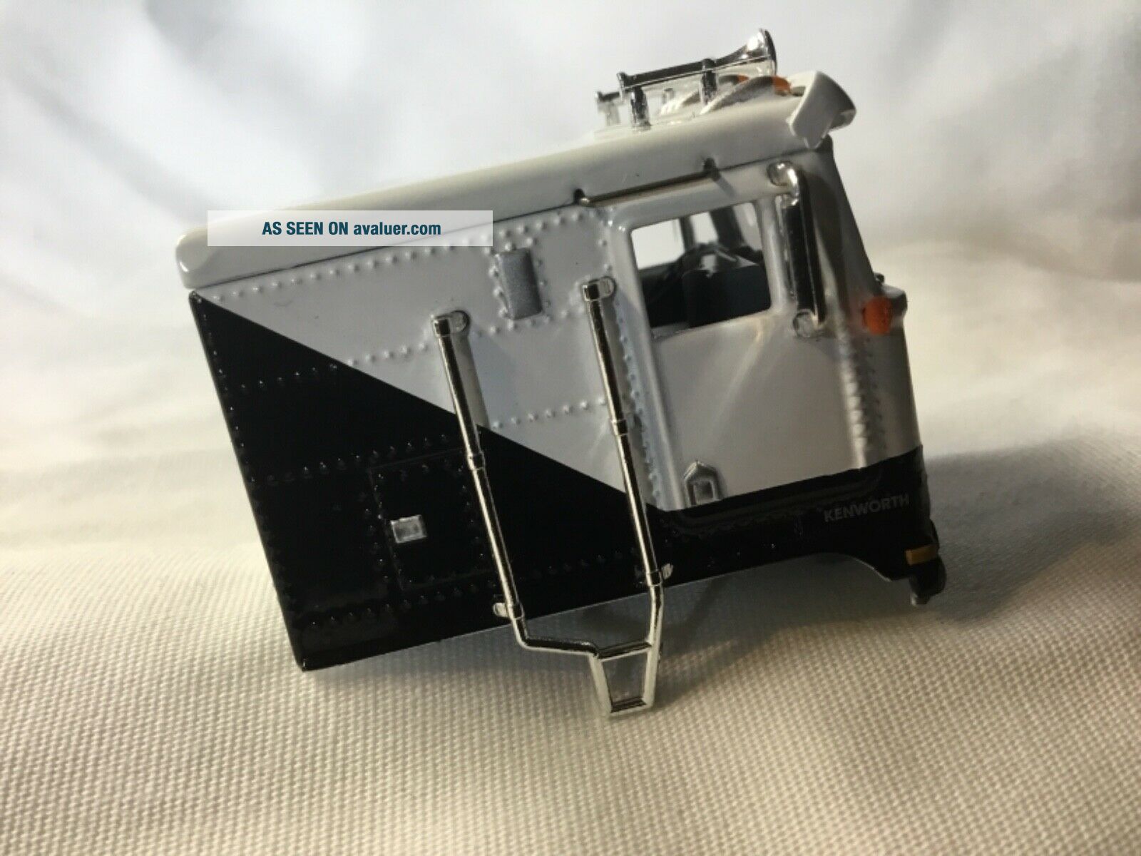DCP 1:64 Kenworth K100 White And Black Flattop Cab | #9161867