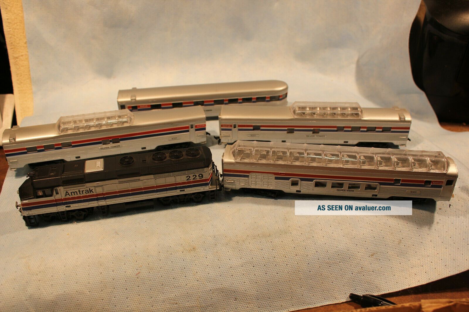 AMTRAK HO SCALE LIFE LIKE TRAIN SET LOCOMOTIVE & FOUR PASSENGER CARS ...