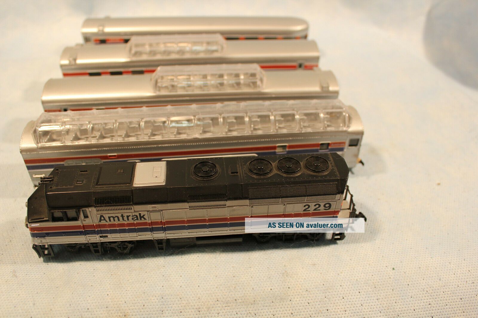 AMTRAK HO SCALE LIFE LIKE TRAIN SET LOCOMOTIVE & FOUR PASSENGER CARS ...