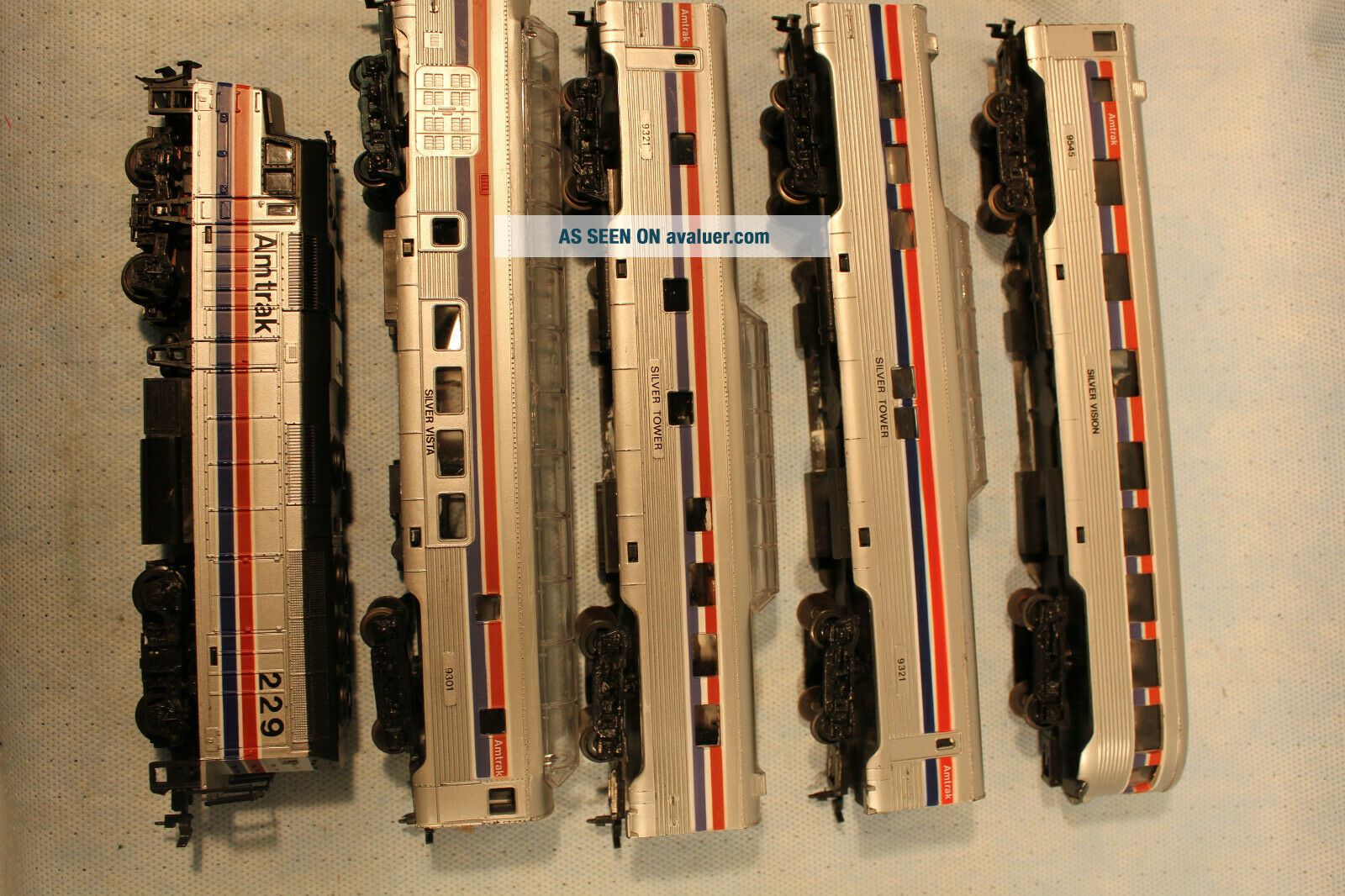 AMTRAK HO SCALE LIFE LIKE TRAIN SET LOCOMOTIVE & FOUR PASSENGER CARS ...