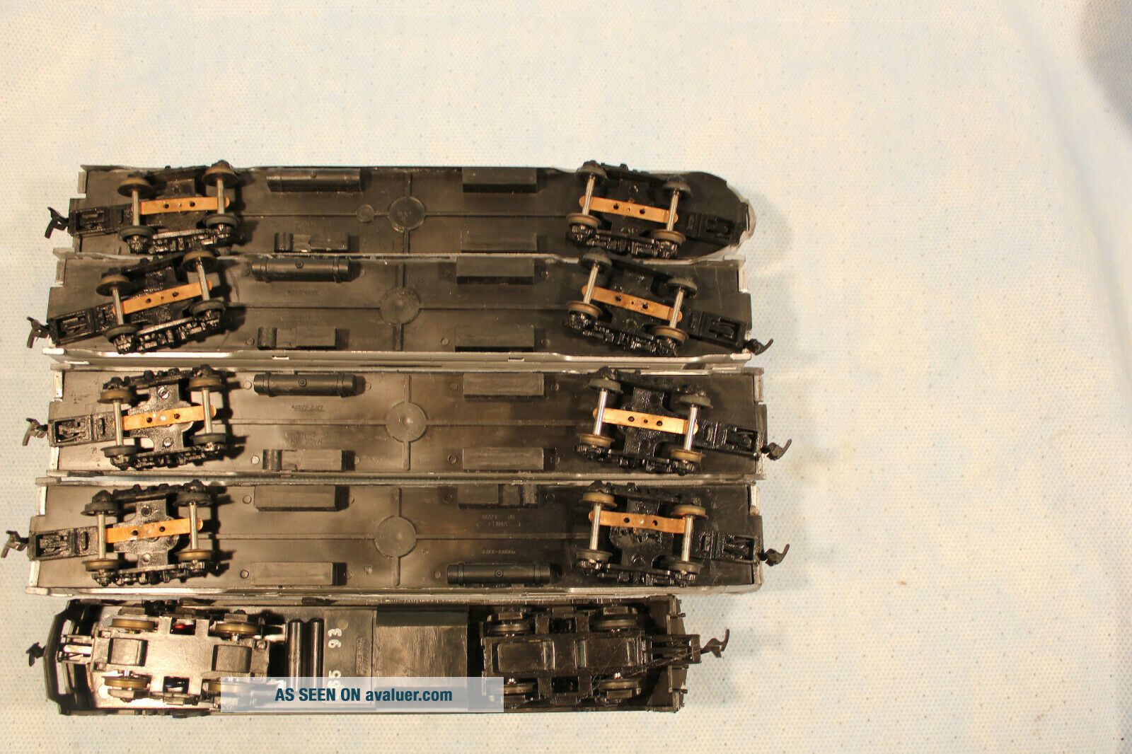 AMTRAK HO SCALE LIFE LIKE TRAIN SET LOCOMOTIVE & FOUR PASSENGER CARS ...