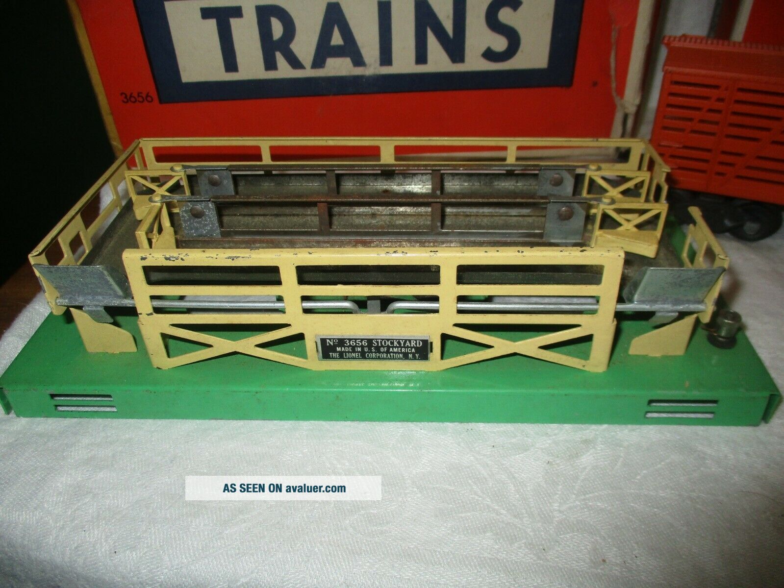 Lionel 3656 Operating Cattle Car With Platform W Boxes Postwar Railway ...