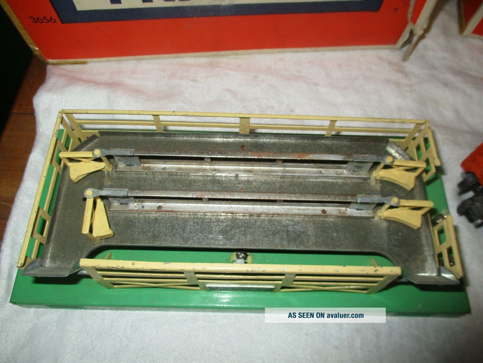Lionel 3656 Operating Cattle Car With Platform W Boxes Postwar Railway ...