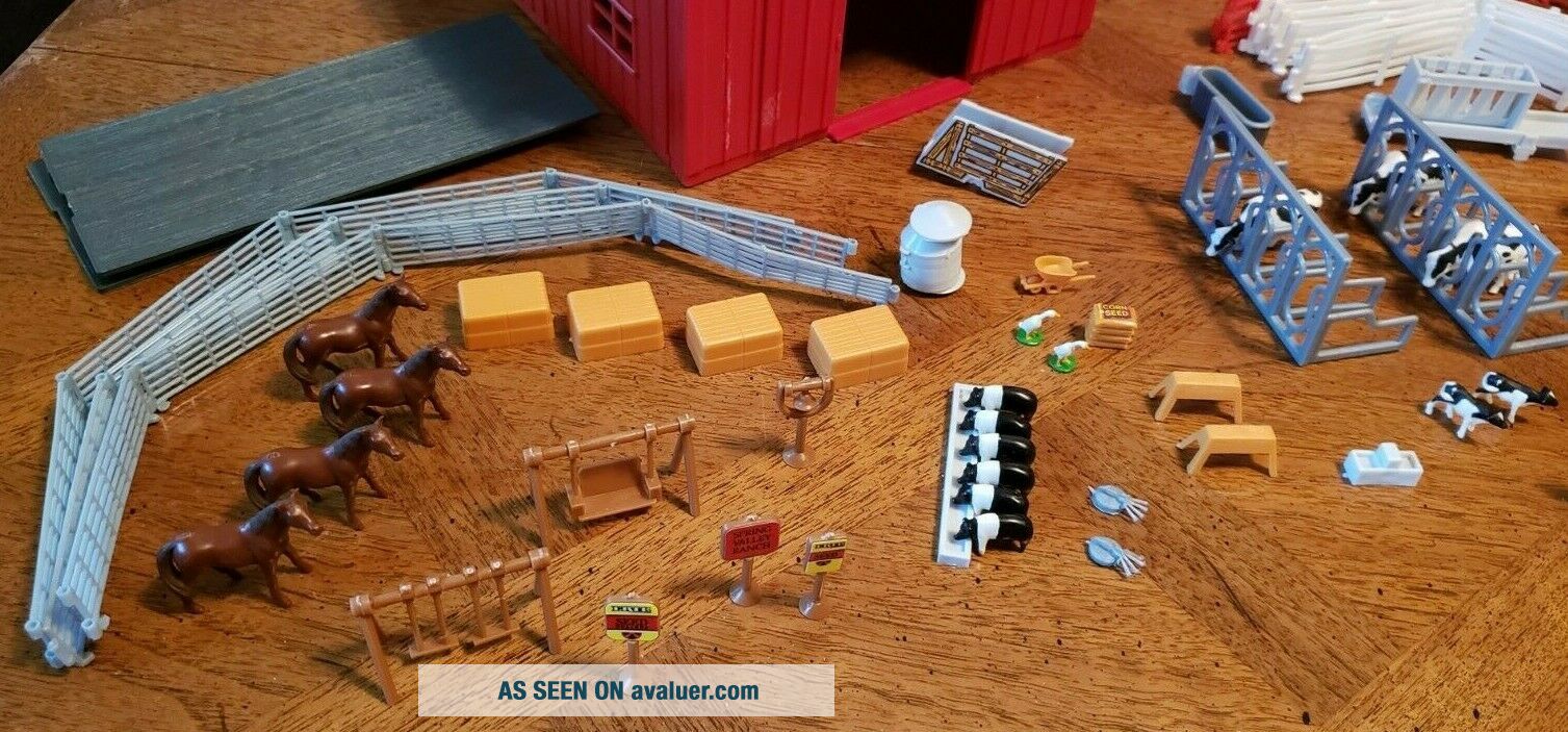 VINTAGE 1993 ERTL FARM COUNTRY BARN AND SILO SET NEAR COMPLETE ...